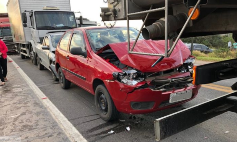 Engavetamento deixa duas pessoas feridas na BR-116 em Camaquã